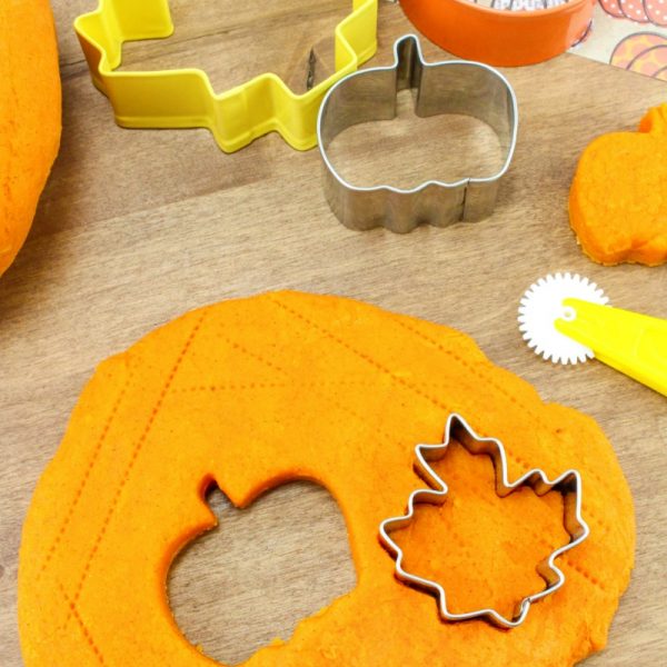 Pumpkin Playdough Recipe - The Best Pumpkin Pie Play Dough - Natural ...